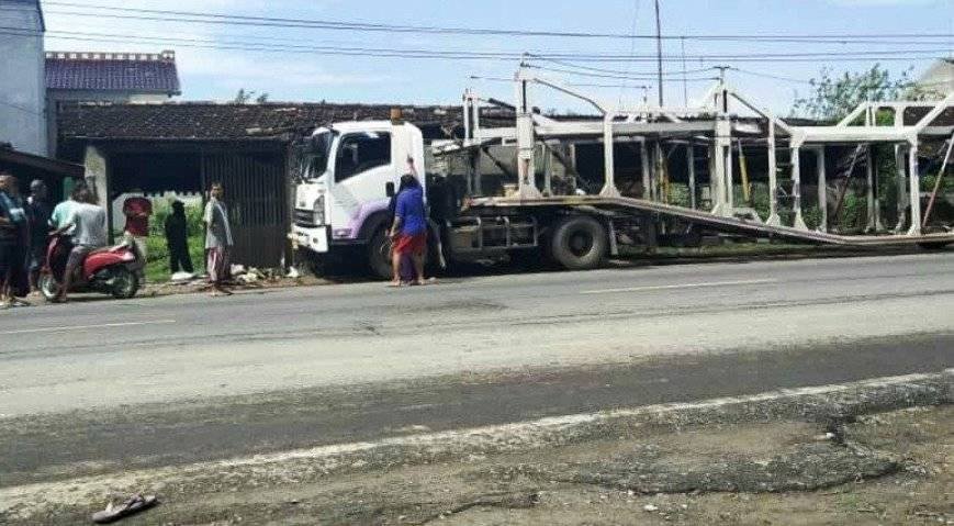 Viral! Truk Trailer Dihadang Anak Punk Lalu Menabrak Rumah Warga ... Viral! Truk Trailer Dihadang Anak Punk Lalu Menabrak Rumah Warga ...