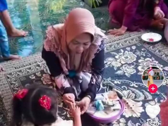 Masih Bocil Sudah Bertunangan Jadi Tradisi di Bangkalan Madura - LINTASJATIM.com